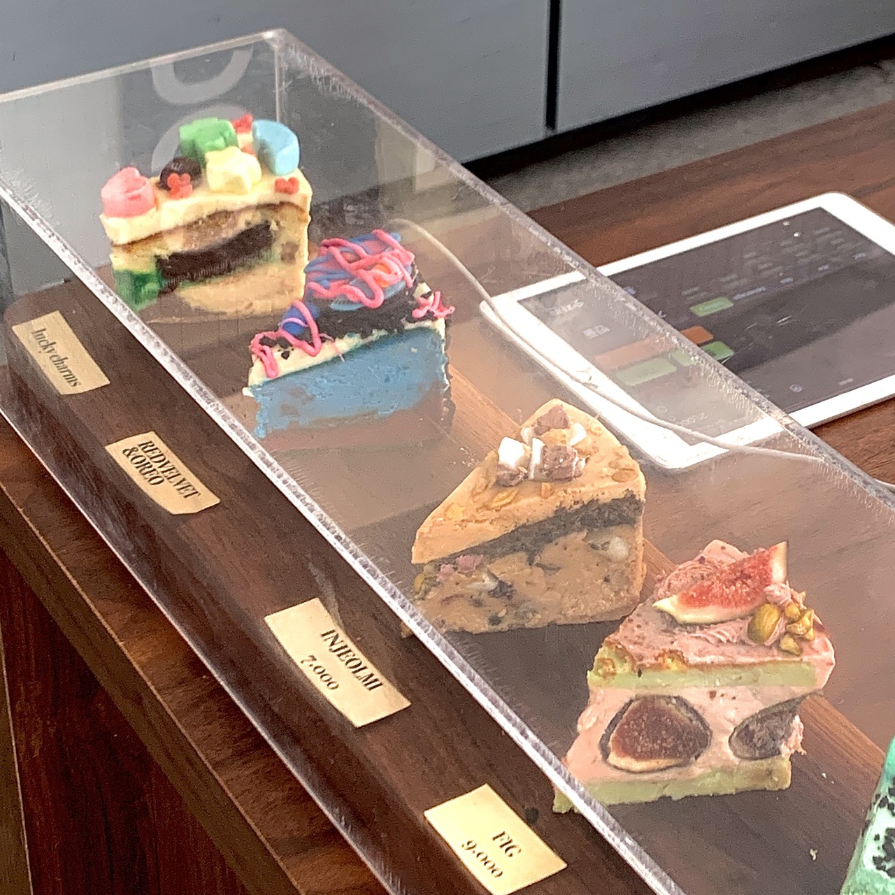 [서울] 알록달록 독특한 케이크를 파는 카페 '무너미'